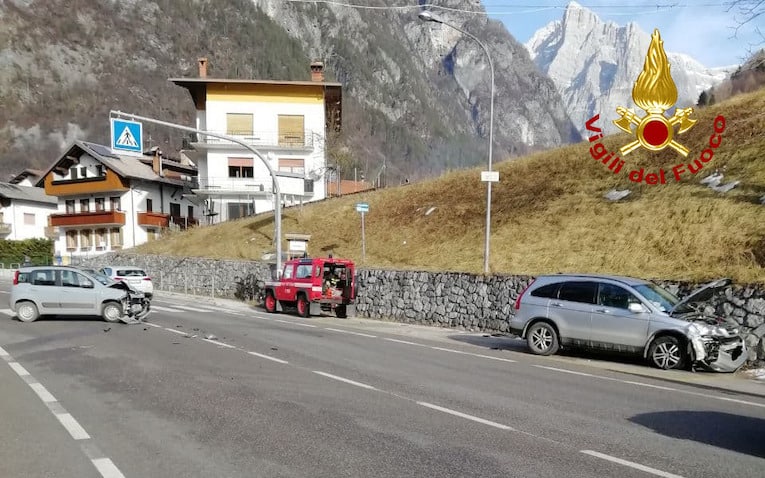 Carambola sul ponte Cadore, l’auto si schianta sul guardrail: due i ...