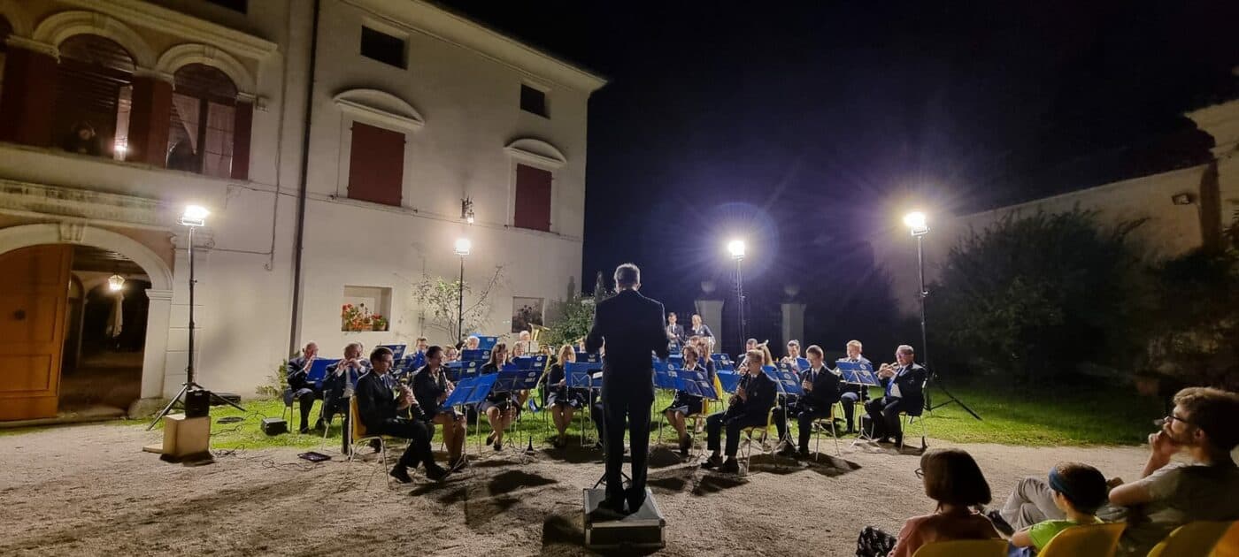 Le bande sfilano per Bribano in ricordo di Toni Carlin - News In Quota