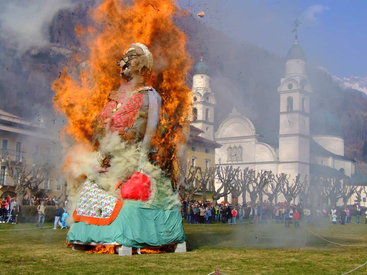 Prima il testamento, poi il rogo. È il giorno della “Vecia Popa” - News ...