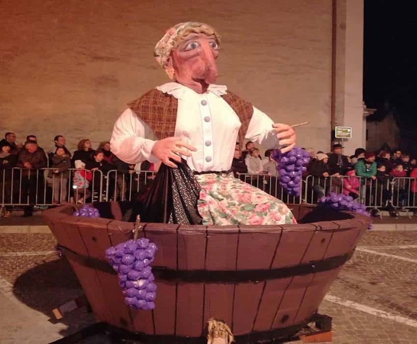 Ritorno in grande stile, “Brusa la vecia” con il concorso delle vetrine ...