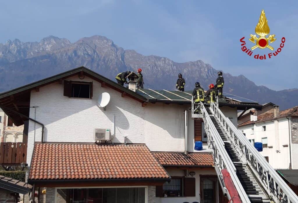 La canna fumaria prende fuoco, tetto in fiamme - News In Quota