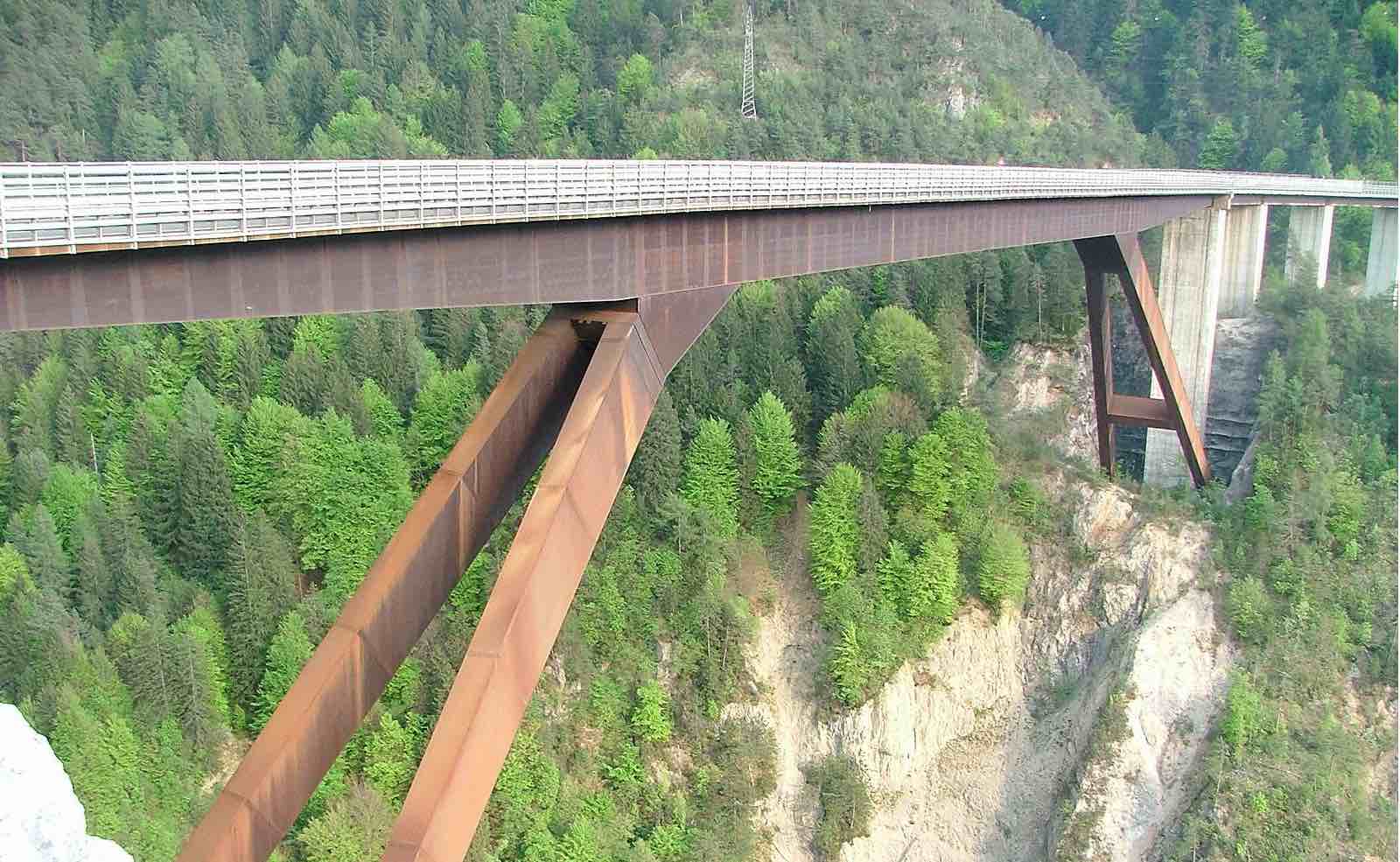 Vuole gettarsi nel vuoto dal Ponte Cadore: suicidio sventato - News In ...