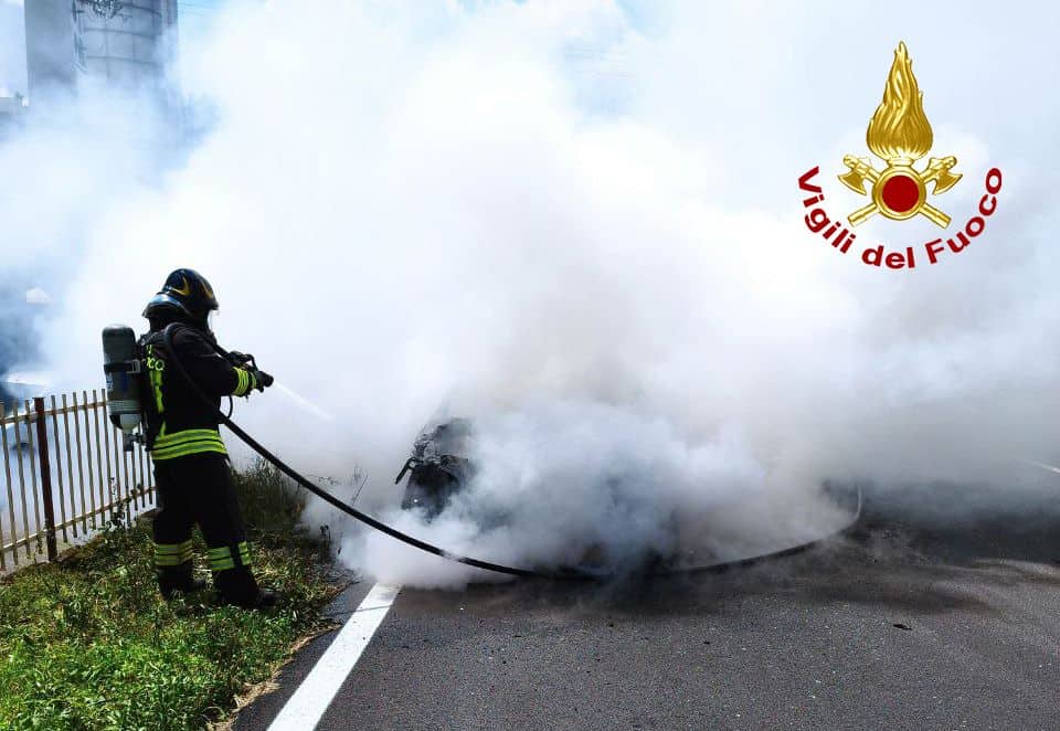 Prende fuoco per strada: Bmw distrutta nel rogo - News In Quota