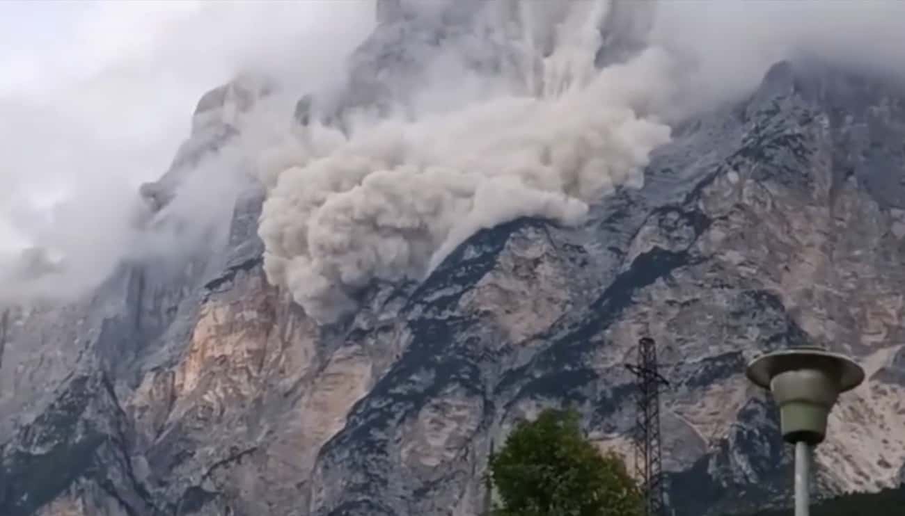 Frana sul Sorapis, dalla Croda Marcora: nuvola di polvere sopra San ...