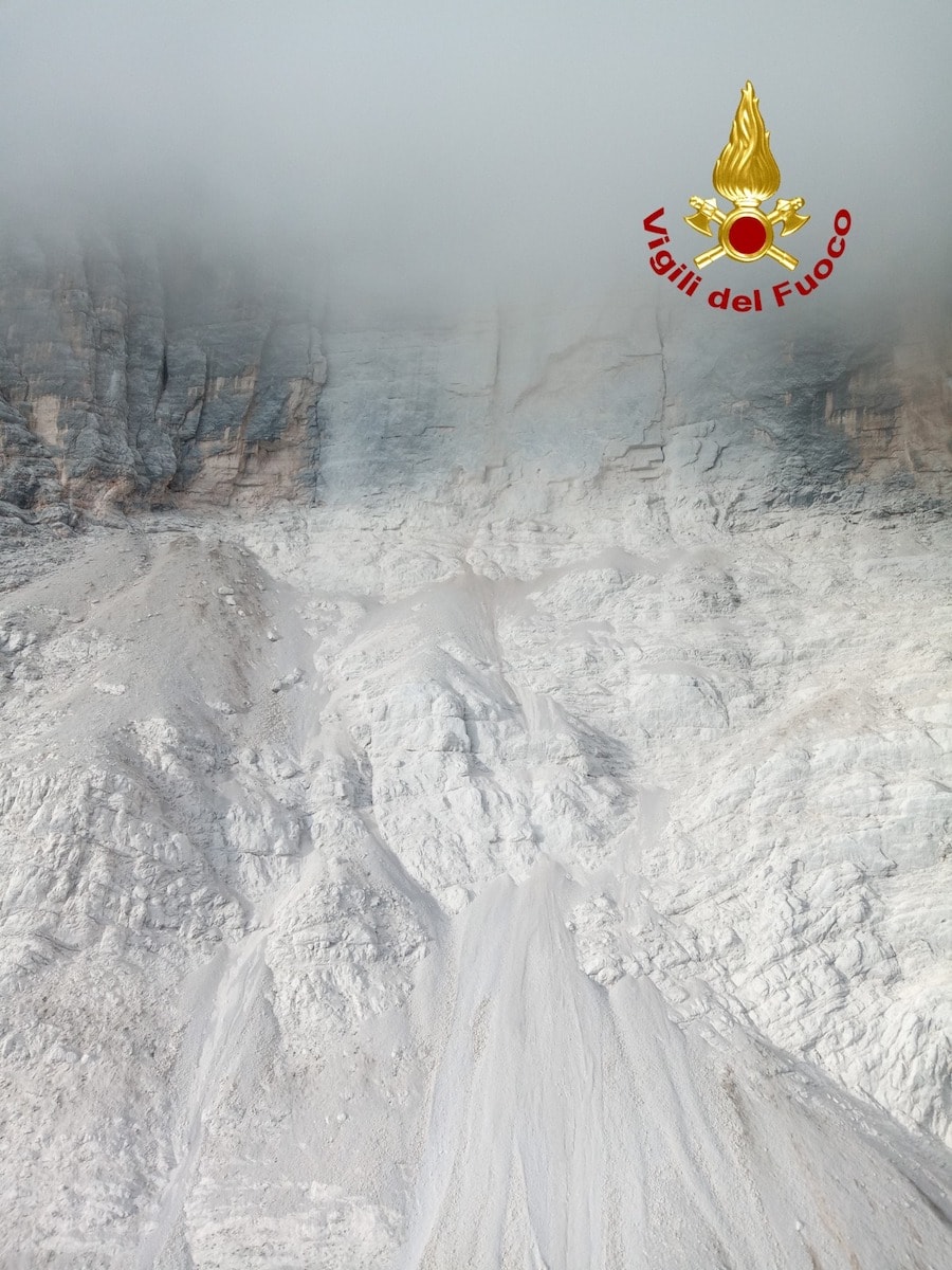 Frana sul Sorapis, dalla Croda Marcora: nuvola di polvere sopra San ...