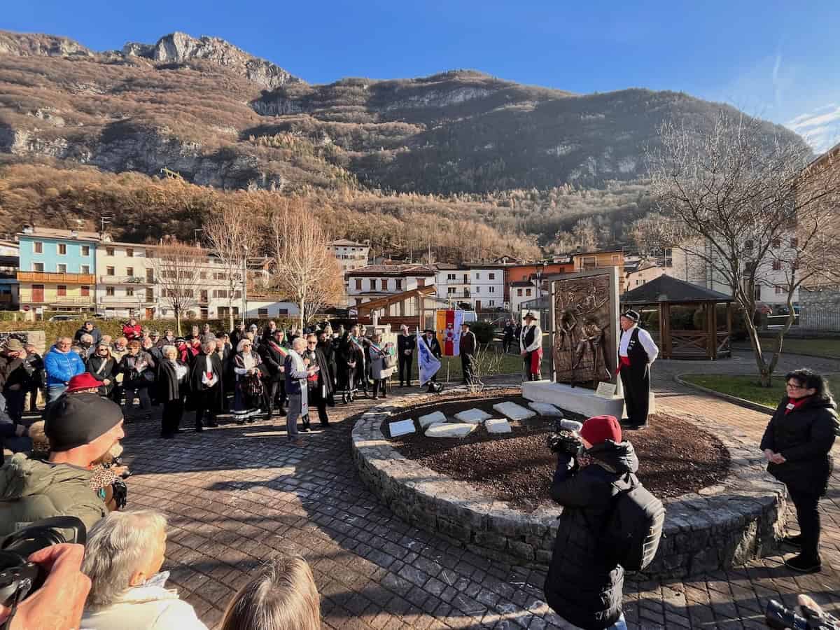 La storia degli zattieri incisa in una scultura, inaugurato il ...