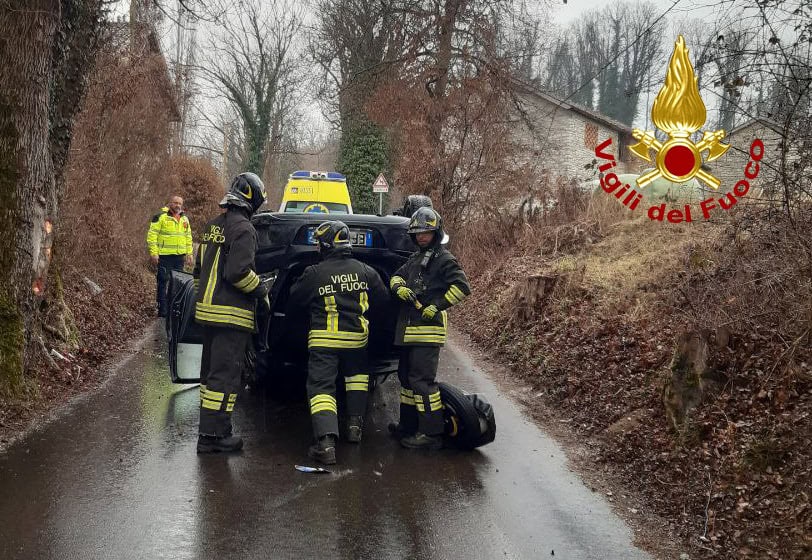 L’auto si rovescia, illesa la conducente - News In Quota