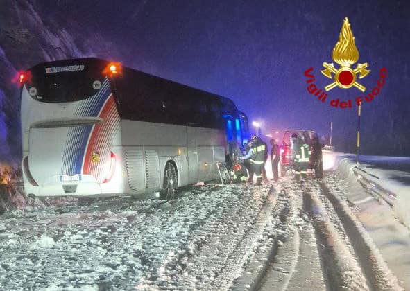 Autobus bloccati sul passo con la neve, arrivano i pompieri - News In Quota