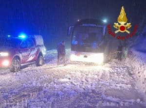 Autobus bloccati sul passo con la neve, arrivano i pompieri - News In Quota