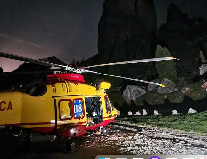 Recupero notturno alle Cinque Torri, salvati due giovani alpinisti ...